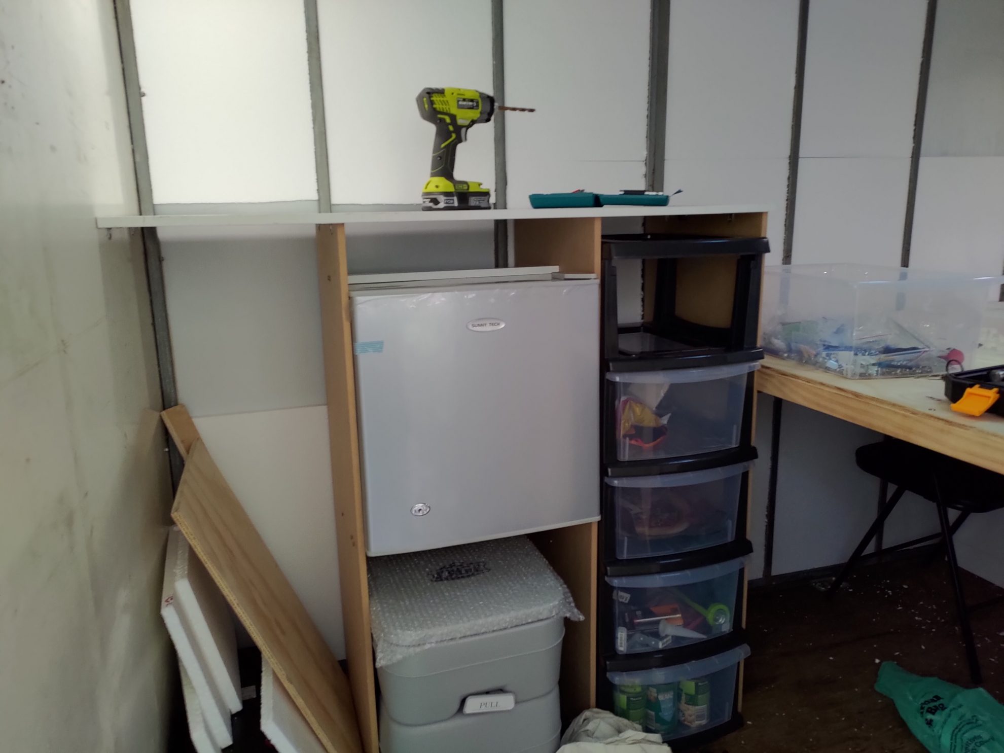 Fridge!! + power sockets – JJ Projects